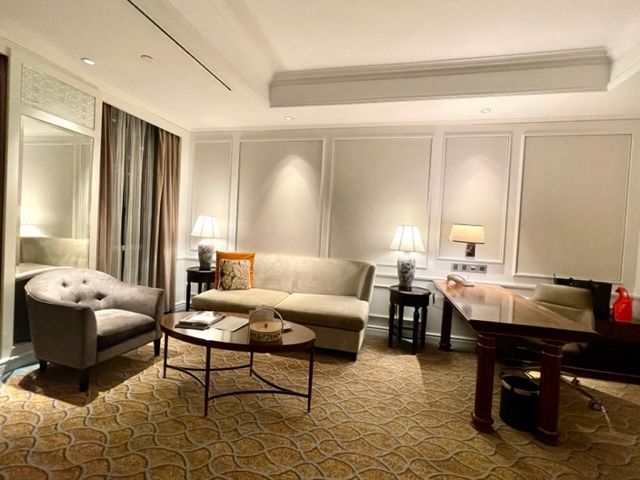 A lovely junior suite in Singapore - TRAVELIFE Magazine